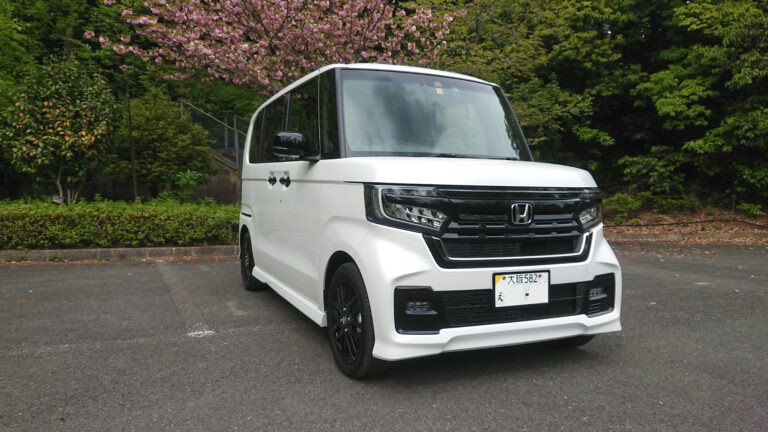 HONDA N-BOX 2022 特別仕様車にもダイソーのカーボン柄シートでキックガード＆ステップガードをDIY！ | momotaro blog