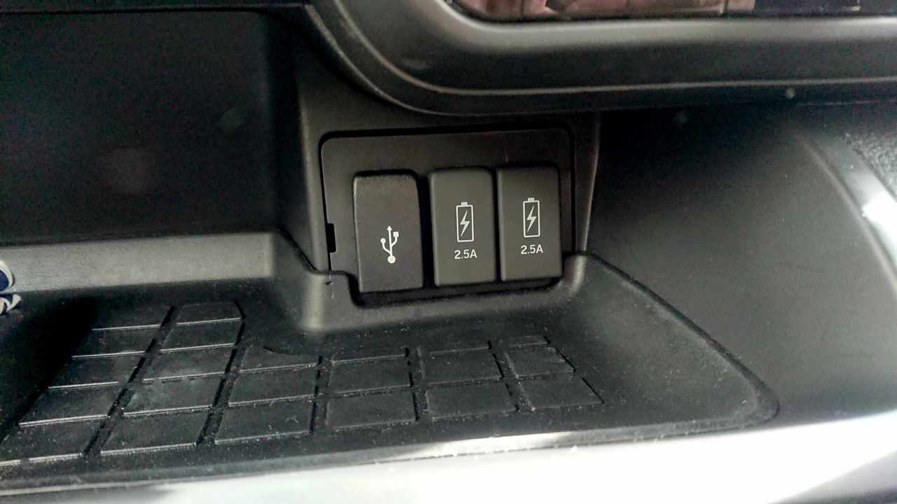 ホンダ N-BOX 後部座席でUSBを使いたい方には良さそう！MAXWINさんの「車載充電器（シガーソケットアダプター）PCA34-B」 | momotaro blog